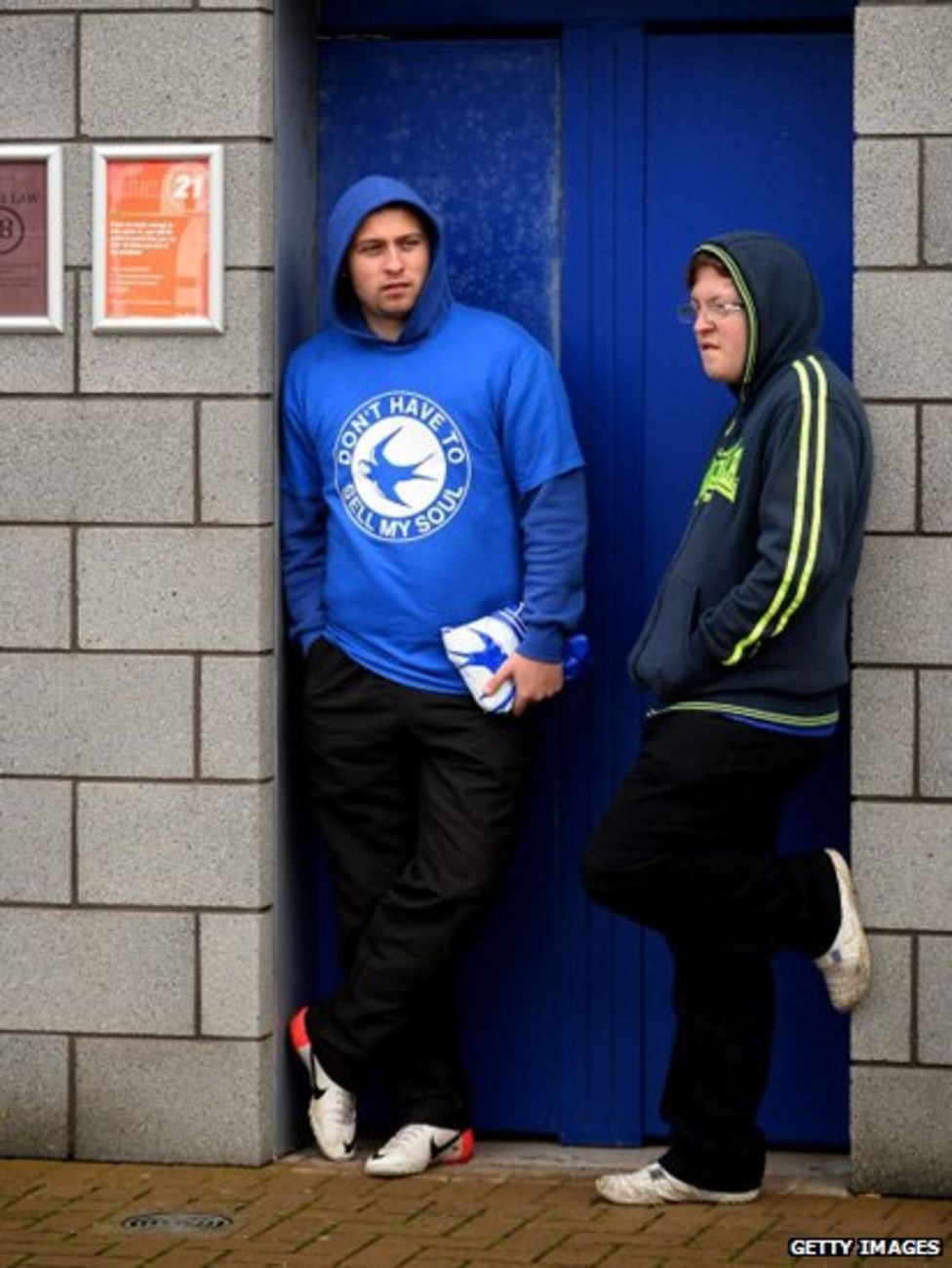 In pictures: Fans at Cardiff City v Swansea City derby - BBC News