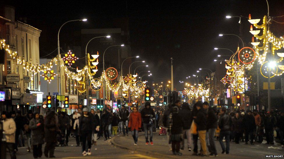 Diwali in Belgrave Road, Leicester: Thousands celebrate - BBC News