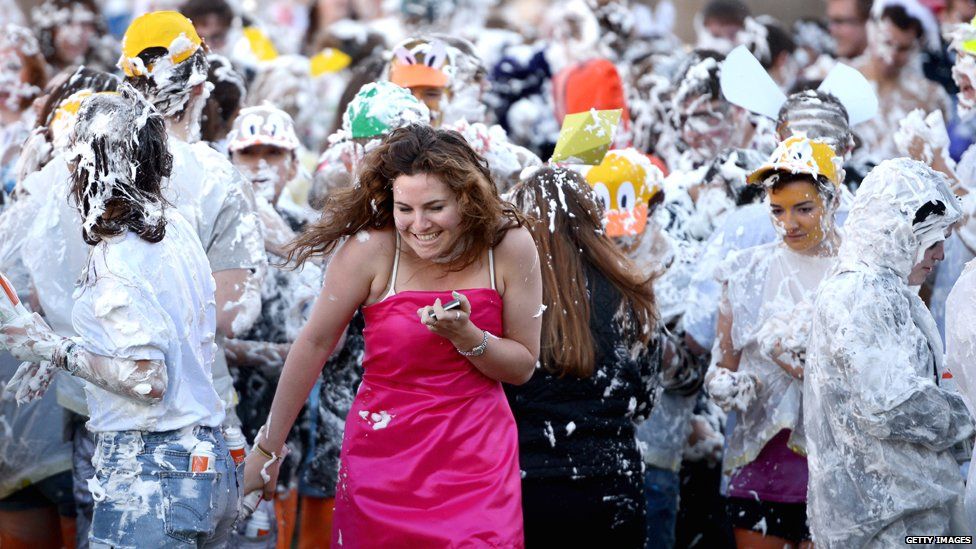 In pictures: Raisin Monday foam flies at St Andrews University - BBC News