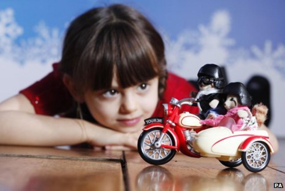 Are children given too many toys? - BBC News