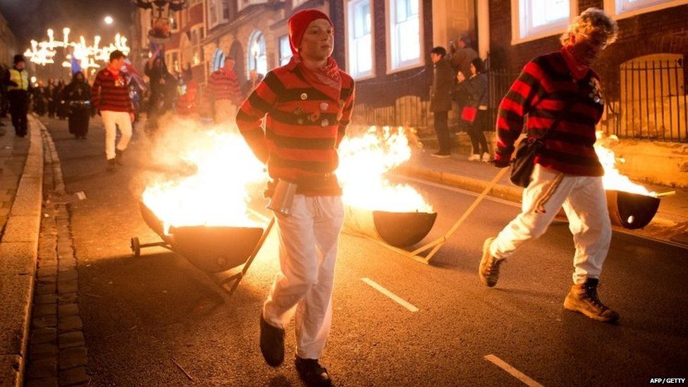 In pictures: Lewes bonfire procession - BBC News