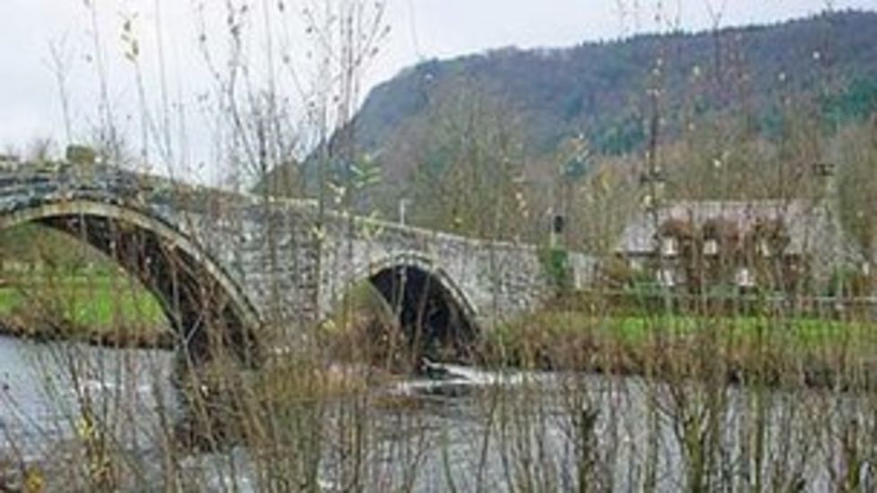 Calls for a historic bridge in Llanrwst to be better protected - BBC News