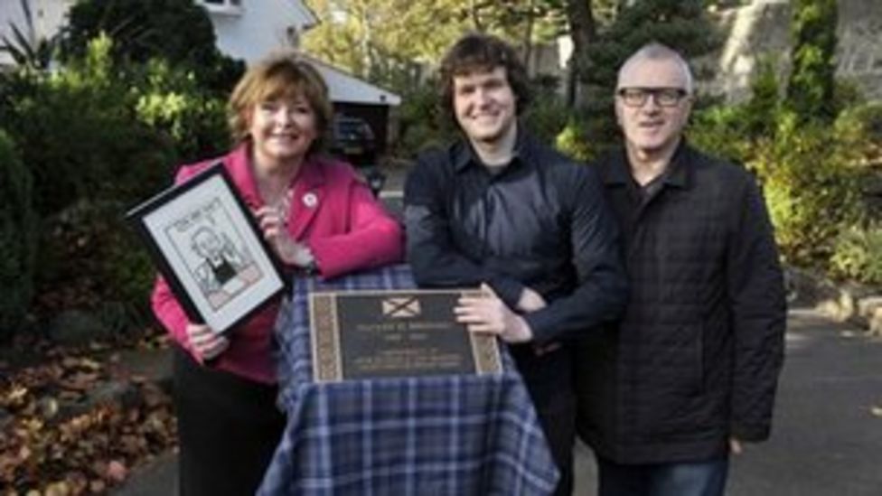 Commemorative plaque for Oor Wullie illustrator Dudley D Watkins - BBC News