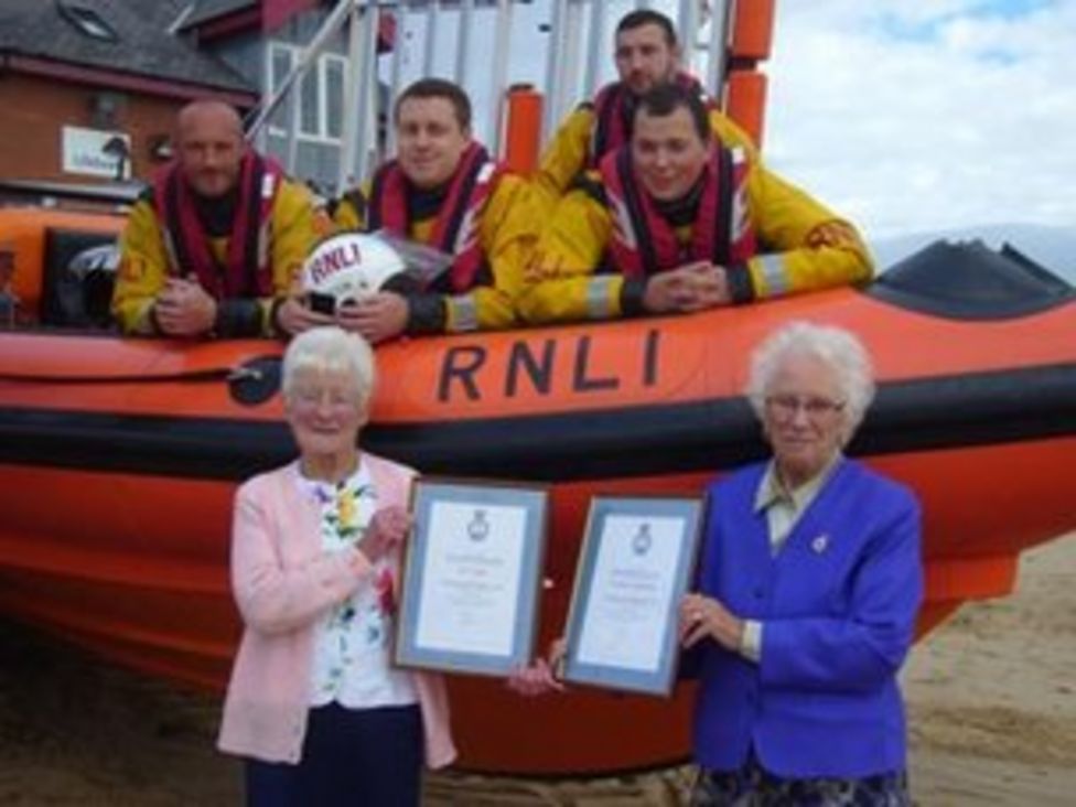 Cullercoats RNLI honours fundraisers with gold badge - BBC News