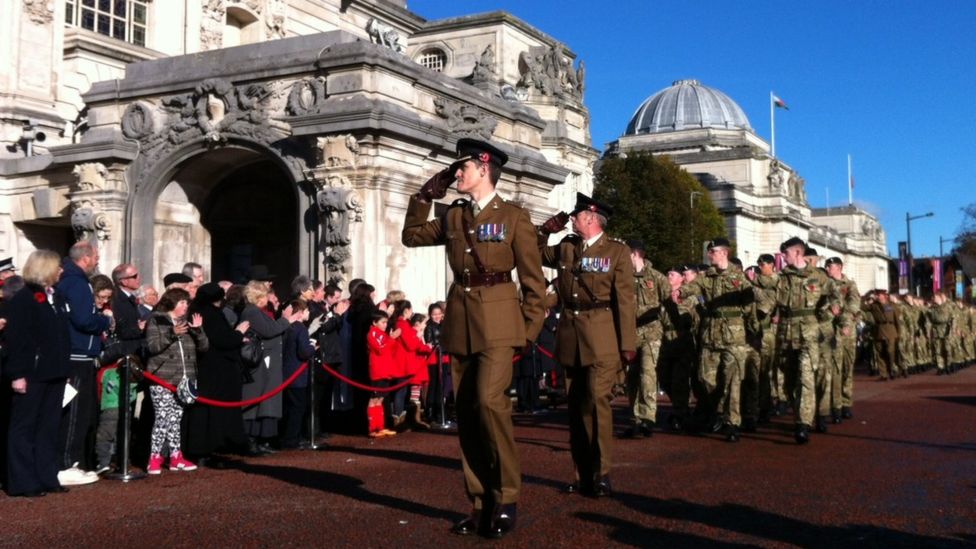 Remembrance services around Wales mark WW1 centenary - BBC News