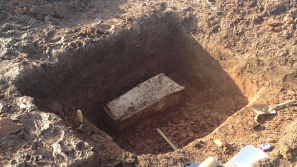 'Roman child's coffin' opened for first time - BBC News