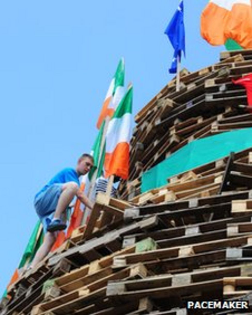 Flags on Belfast bonfires 'still a major problem' - BBC News