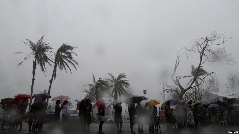 In pictures: Typhoon aid ramps up - BBC News