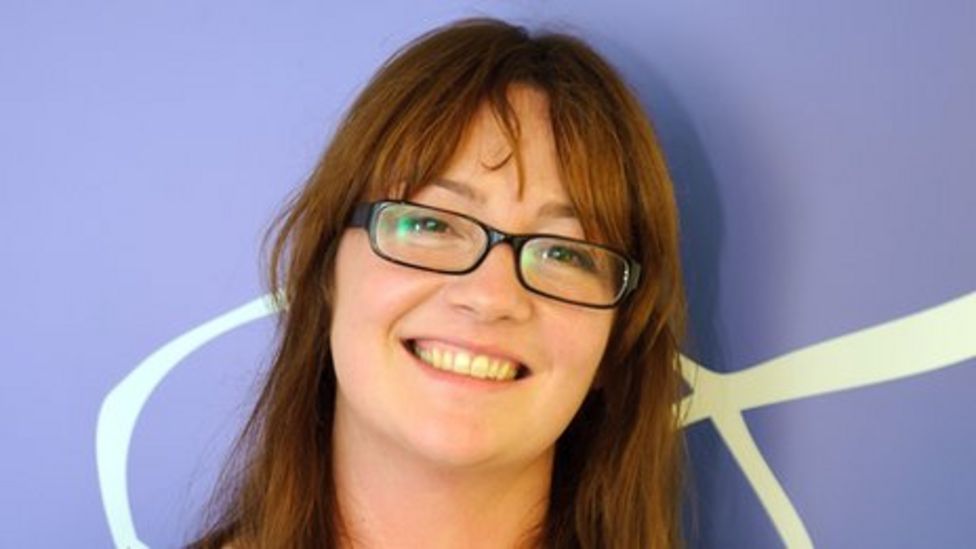 Ali Smith wins Goldsmiths Prize for How to be Both - BBC News