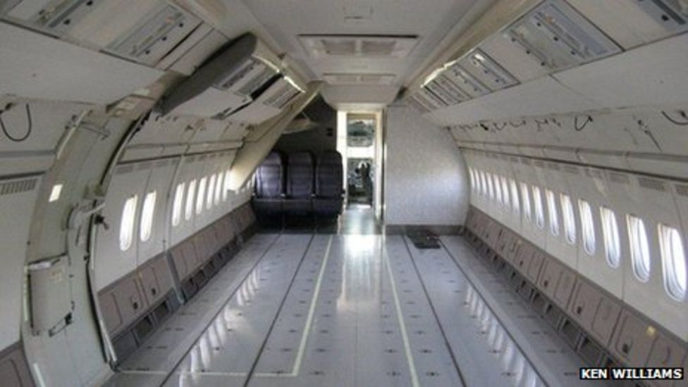 'Iconic' VC10 aircraft arrives at East Midlands Aeropark - BBC News