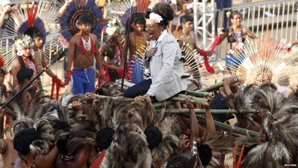 Day in pictures: 14 November 2013 - BBC News
