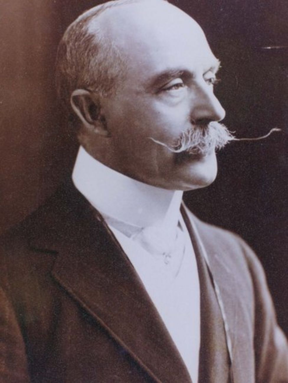 Movember: Marvellous moustaches from yesteryear - BBC News