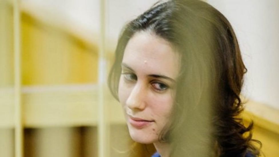 Greenpeace Arctic: Activist Alex Harris family's bail joy - BBC News