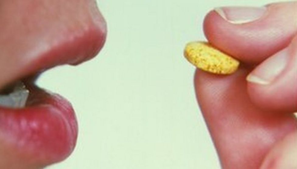 Better than a spoonful of sugar: How to swallow pills - BBC News