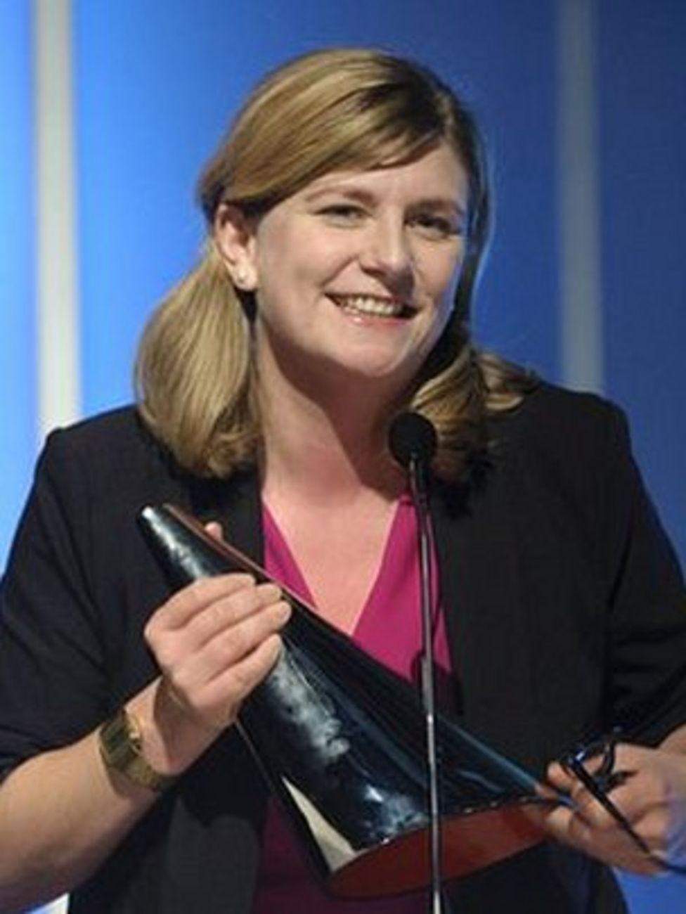 Anna Jordan 'elated' to win Bruntwood playwright prize - BBC News