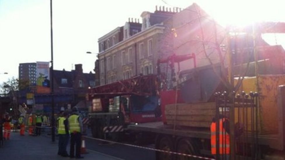 Hackney terrace to be demolished after cracks spotted - BBC News