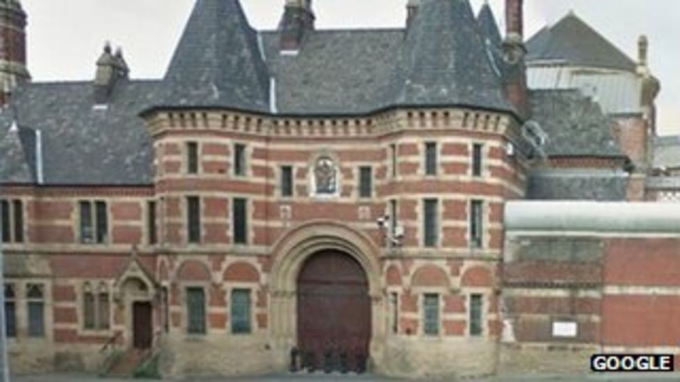 Two prison officers at HMP Manchester are slashed by inmate - BBC News