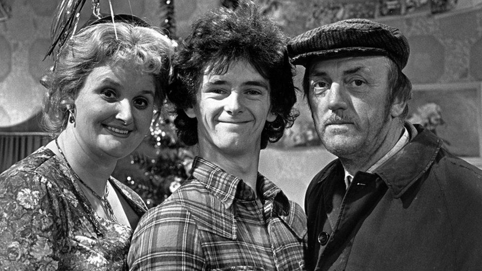 In pictures: Entertainer Stan Stennett dies at the age of 88 - BBC News