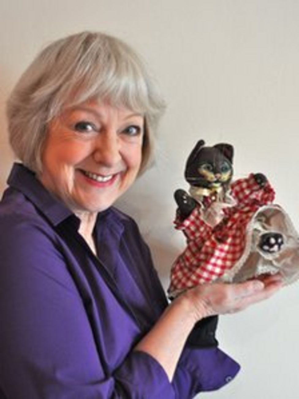 Prudence Kitten puppet sells for £2k at auction - BBC News