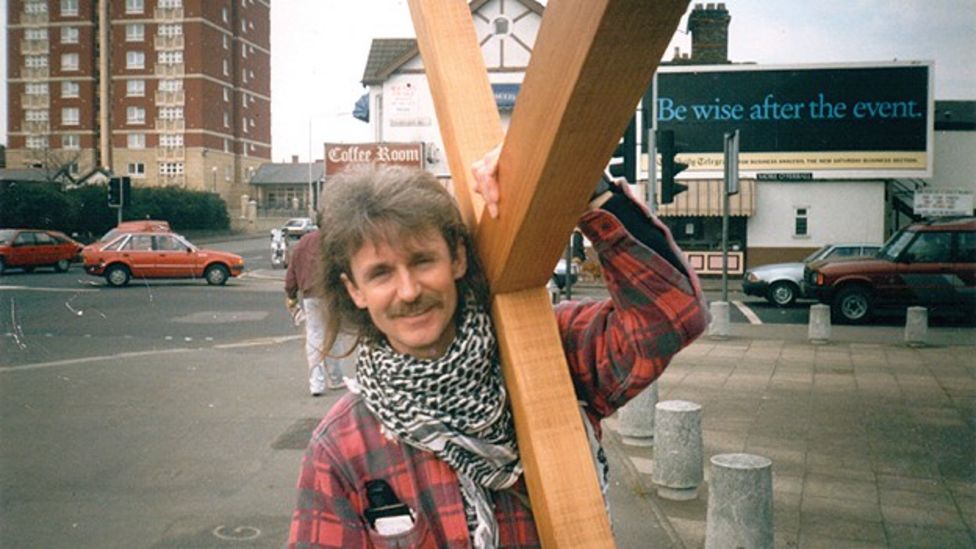 The man who carries a 25kg cross everywhere - BBC News