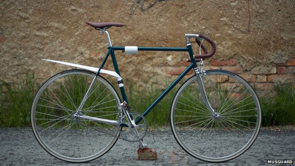 Could hi-tech accessories make cycling safer? - BBC News