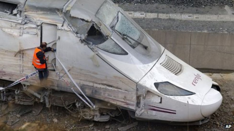 Santiago train crash: Spain to ban drivers' mobile use - BBC News