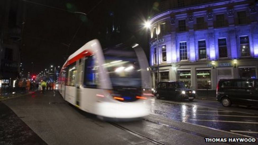 Edinburgh trams: first Princes Street night test complete - BBC News