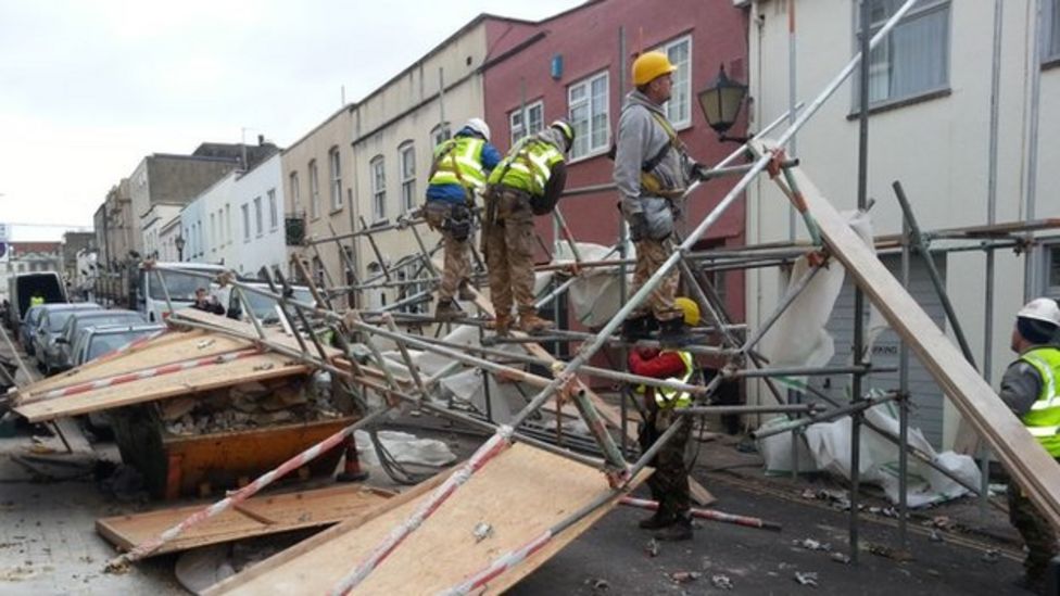 Scaffolding collapses in Bristol street - BBC News