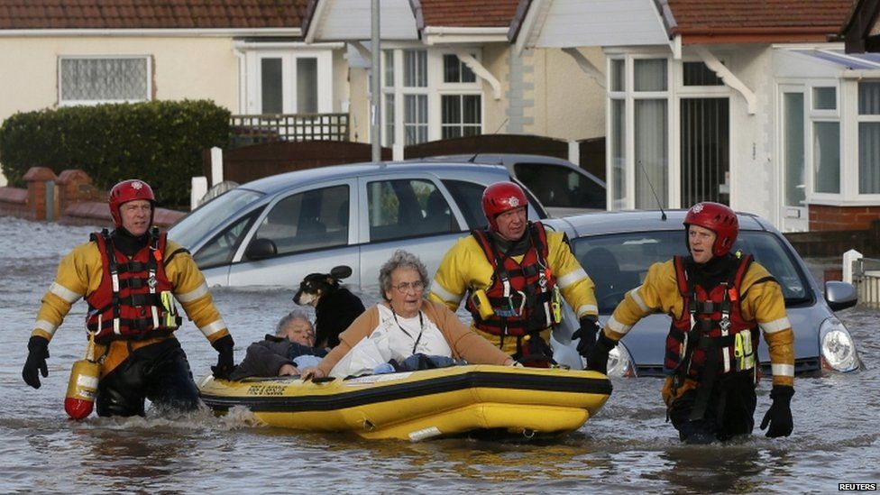 In pictures: Winter storm hits UK - BBC News