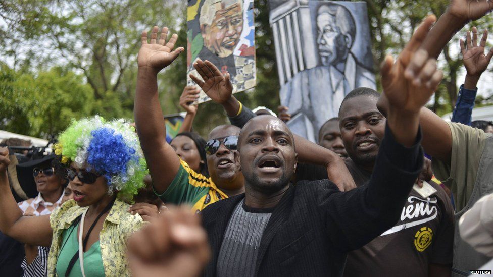 In pictures: Mandela vigils across South Africa - BBC News