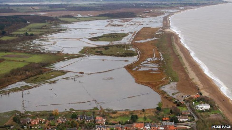 Suffolk floods: Pubs in Southwold and Snape count the cost - BBC News