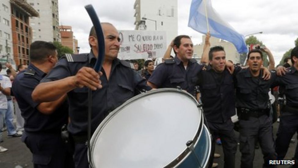 Deadly Argentina looting spreads as police go on strike - BBC News