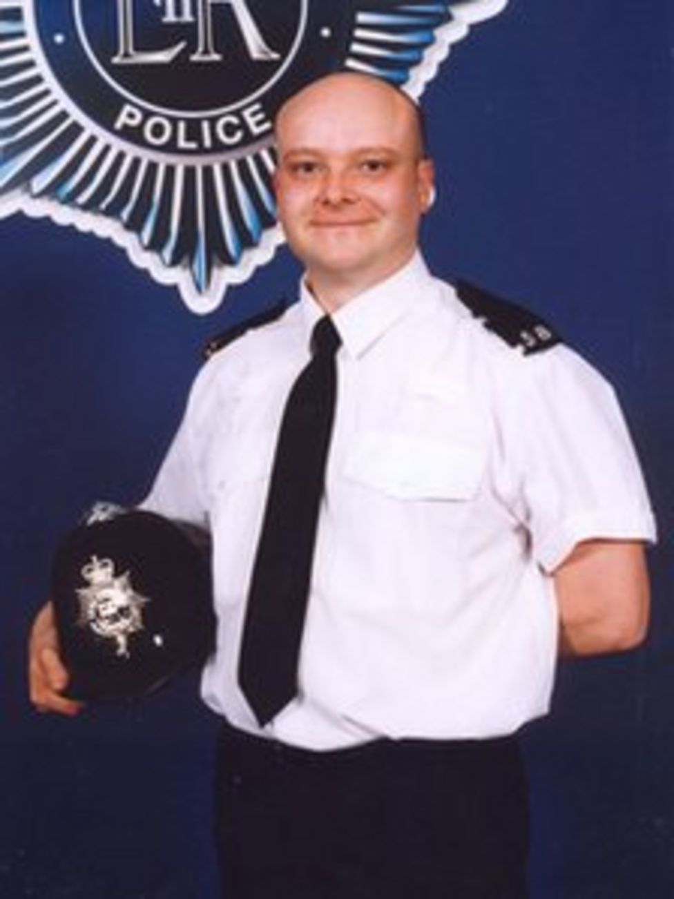 PC Jon Henry given Queen's Commendation for Bravery - BBC News