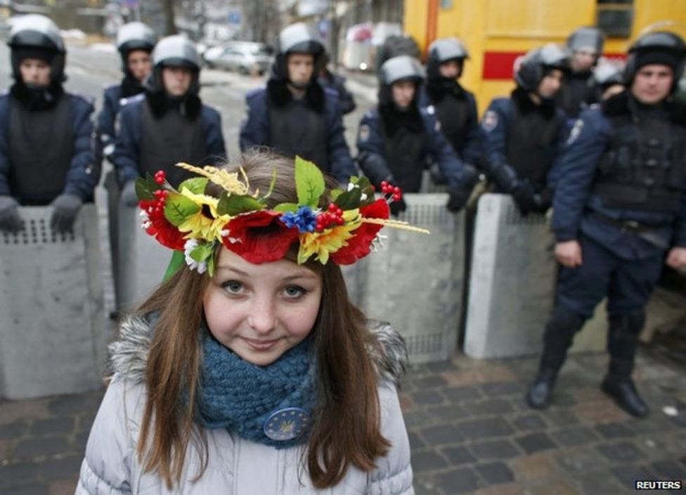Huge rally in Kiev in support of closer ties with EU - BBC News