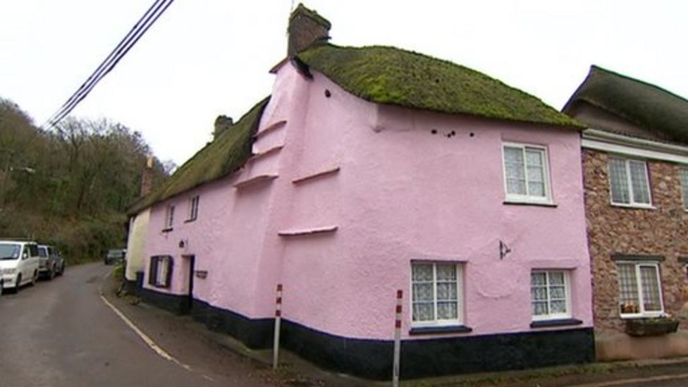Kennford 'garish' pink cottage painted new shade - BBC News