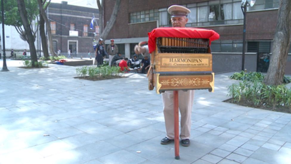 The fading tune of the Mexican organ grinder - BBC News