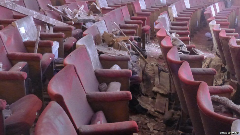 In pictures: Apollo Theatre ceiling collapse - BBC News