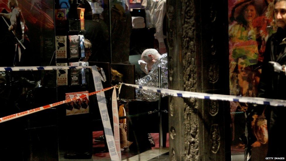 In pictures: Apollo Theatre ceiling collapse - BBC News