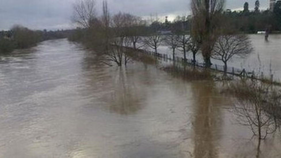 Flooding closes roads in Herefordshire and Worcestershire - BBC News