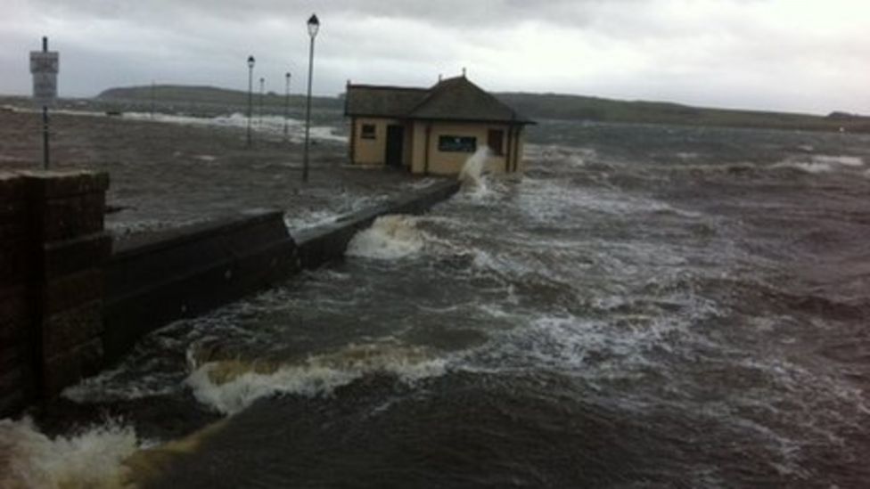 Scotland weather: Tidal surge flood problems mount - BBC News