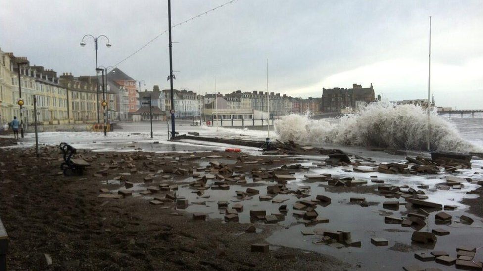 In pictures: High tides and flooding - BBC News