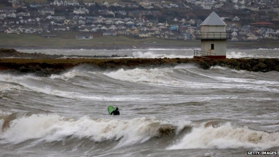 UK storms: Warnings bring fresh coastal flood fears - BBC News