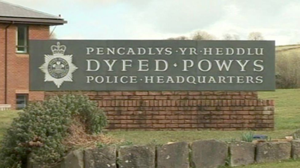 Dyfed Powys Police volunteers 'keeping officers on the beat' - BBC News