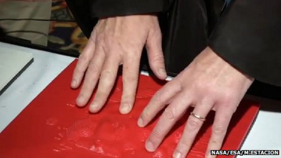 Deepest galaxy cluster ever pictured by Hubble - BBC News