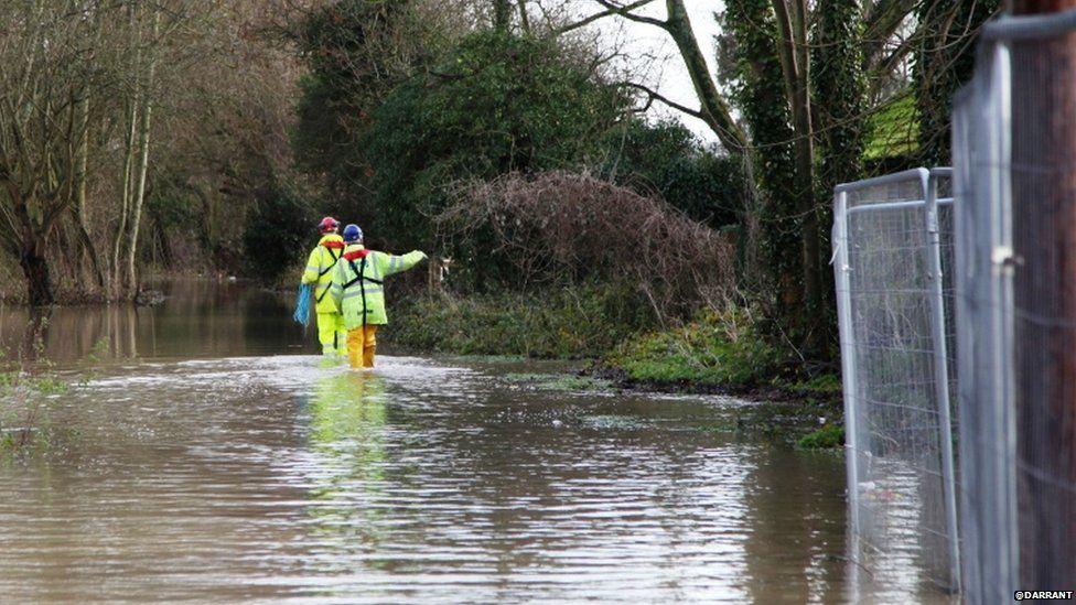 In pictures: Flooding in Caversham, Purley and Pangbourne - BBC News