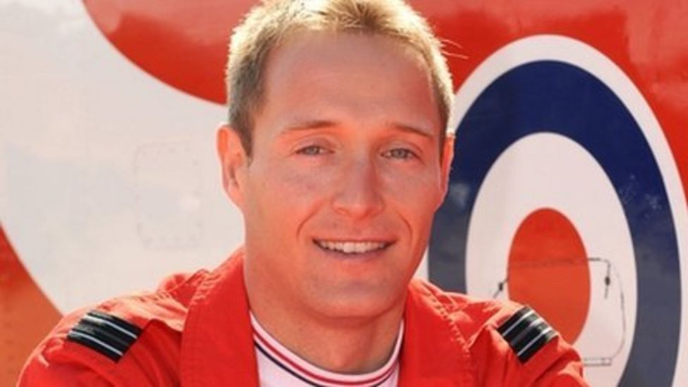 Red Arrows pilot Sean Cunningham 'died in 300ft ejection' - BBC News