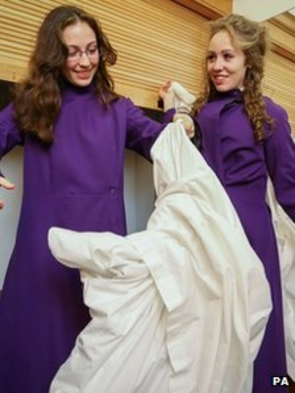 Canterbury Cathedral's first girls' choir holds debut rehearsal - BBC News