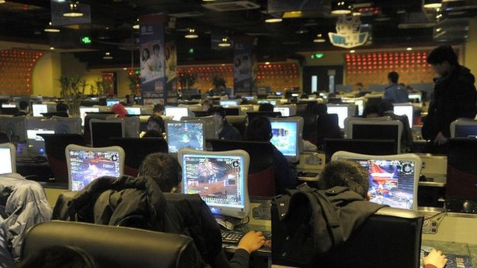 Cyber-thieves 'grab video of victims' to steal bank cash - BBC News