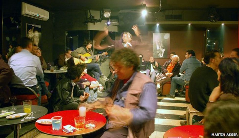 Khaled Khalifeh's cafe society: Damascus life 'must go on' - BBC News