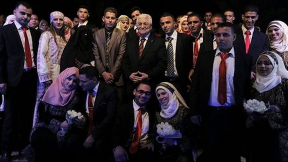 Palestinians hold mass weddings in Jericho and Gaza - BBC News